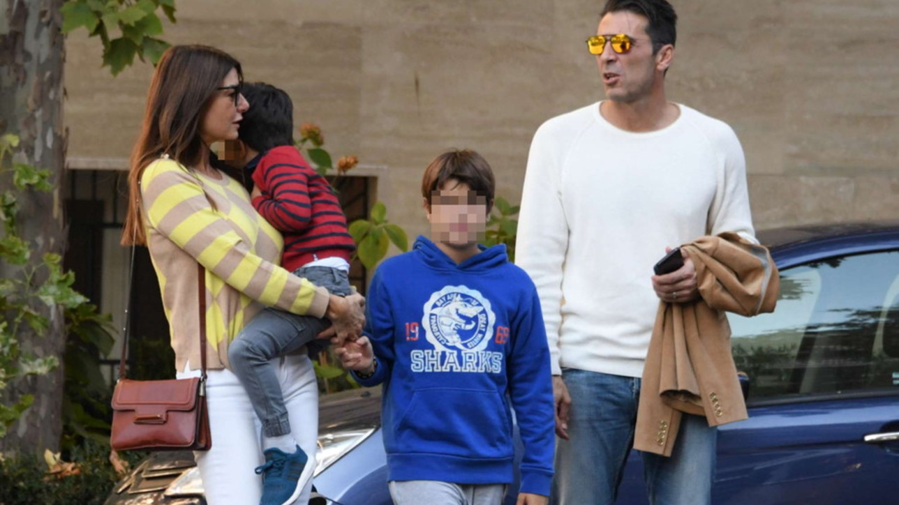 Gigi Buffon a Milano con Ilaria D'Amico e i figli