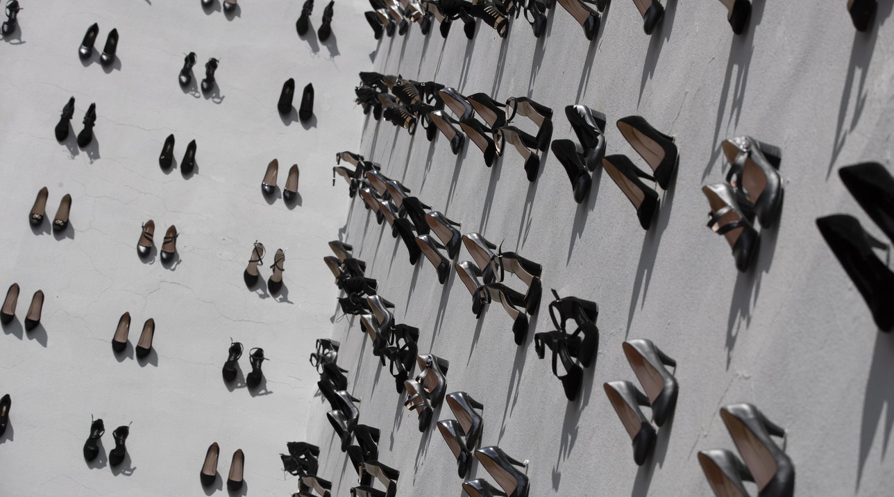 Turchia, 880 scarpe appese al muro: un paio per ogni donna uccisa dal ...