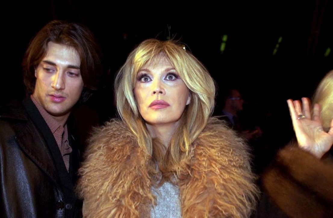 Amanda Lear compie 80 anni: tra arte e musica una vita all'insegna dell ...