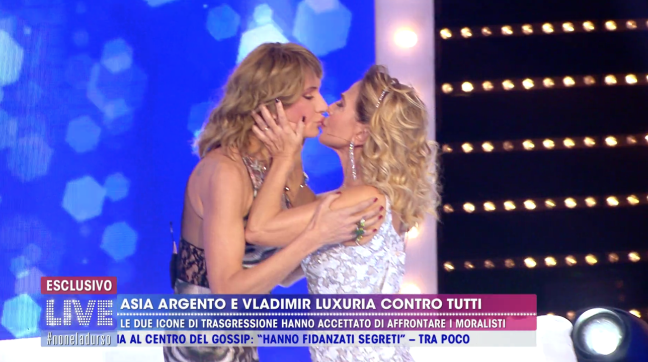 Il bacio tra Barbara d'Urso, Asia Argento e Vladimir Luxuria