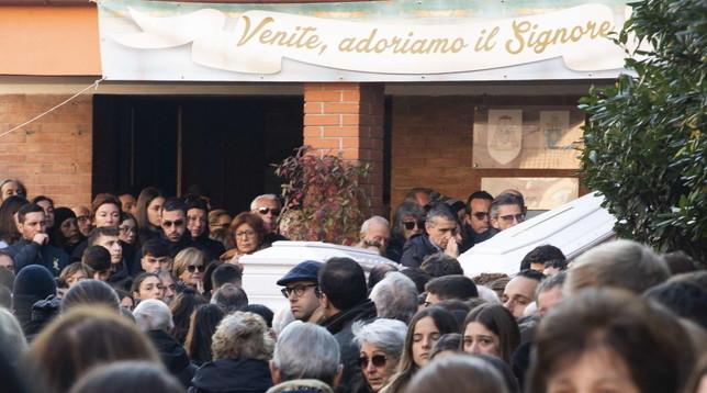 Funerali Gaia e Camilla, sacerdote: Bere, drogarsi e guidare è vita?