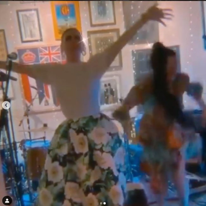 Adele scatenatissima e super magra canta al matrimonio della sua ...