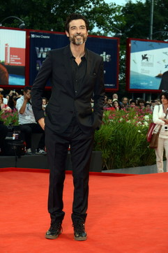 Alessandro Gassmann compie 55 anni di talento: dal calendario sexy al ...