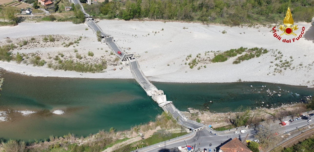 Crolla il ponte di Caprigliola tra La Spezia e Massa: un ferito ...