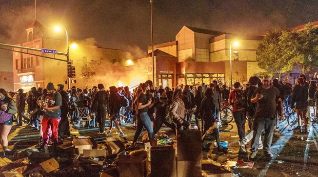 Minneapolis, autopsia su Floyd esclude asfissia o strangolamento - Tgcom24