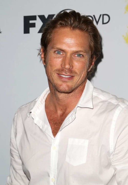 Guarda come si è trasformato Jason Lewis, il biondo amante di Samantha ...