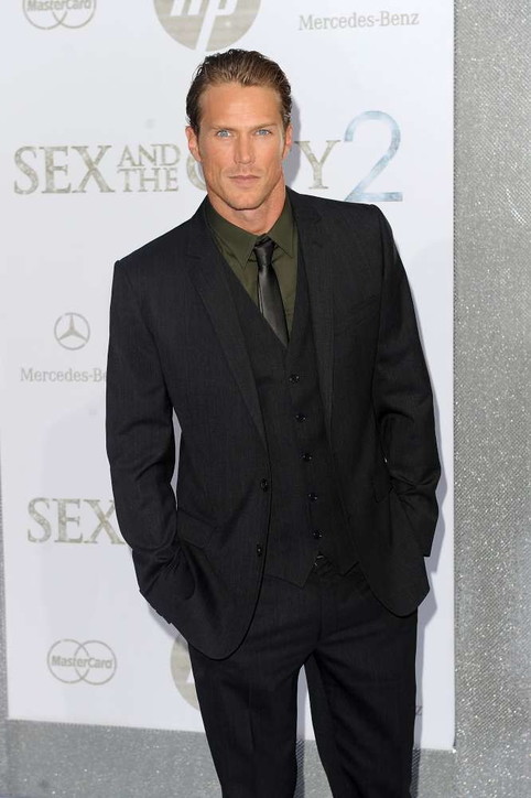 Guarda come si è trasformato Jason Lewis, il biondo amante di Samantha ...