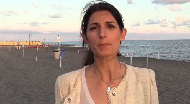Virginia Raggi in spiaggia sfoggia un fisico da 5 stelle - Foto Tgcom24