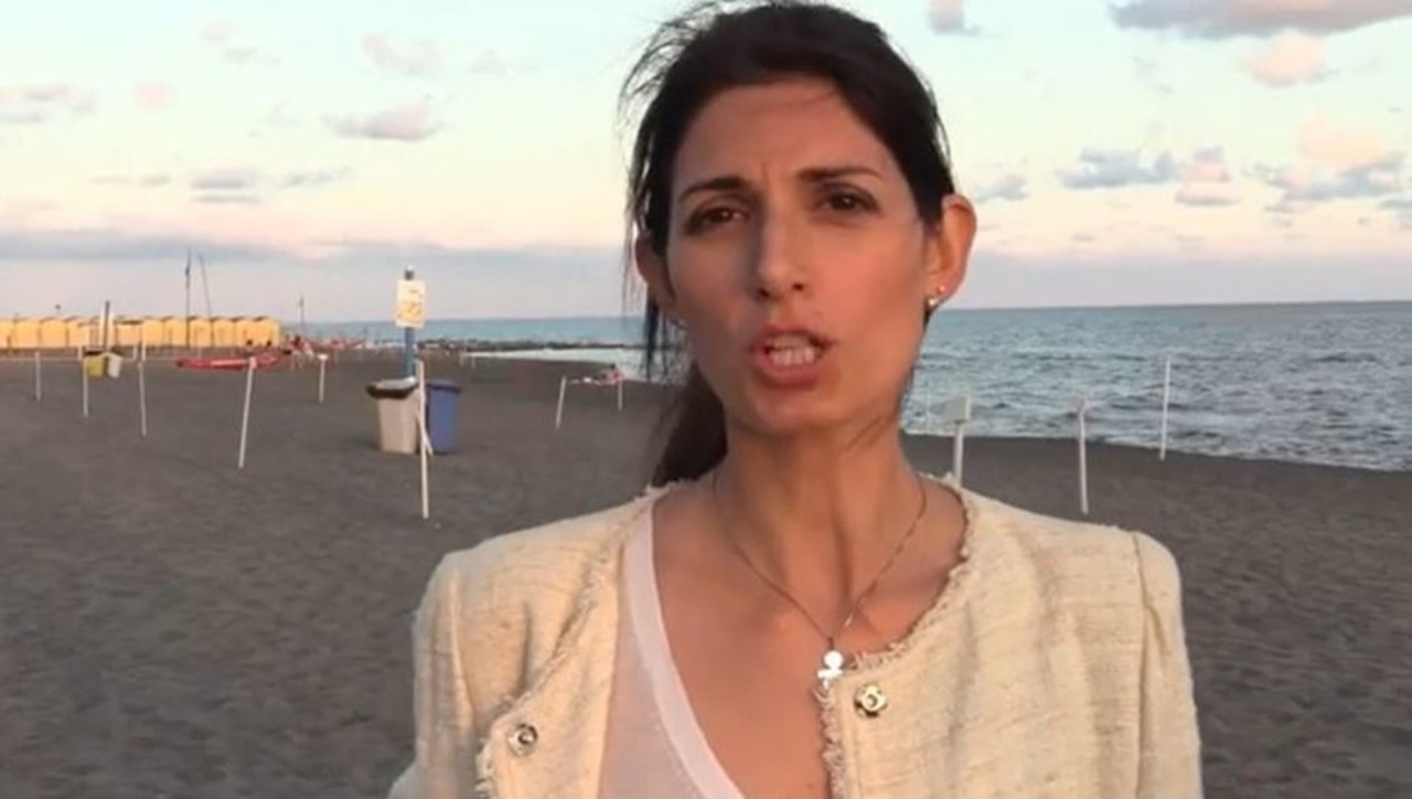 Virginia Raggi in spiaggia sfoggia un fisico da 5 stelle - Foto Tgcom24