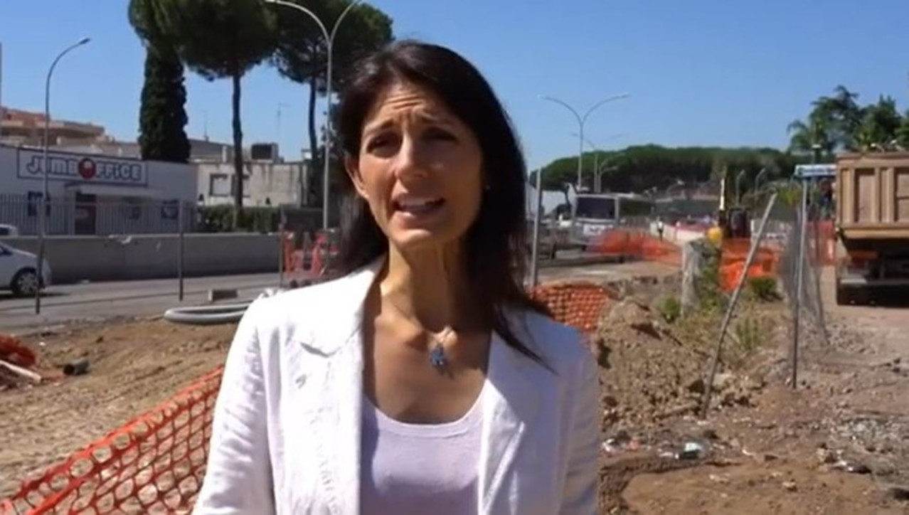 Virginia Raggi in spiaggia sfoggia un fisico da 5 stelle - Foto Tgcom24