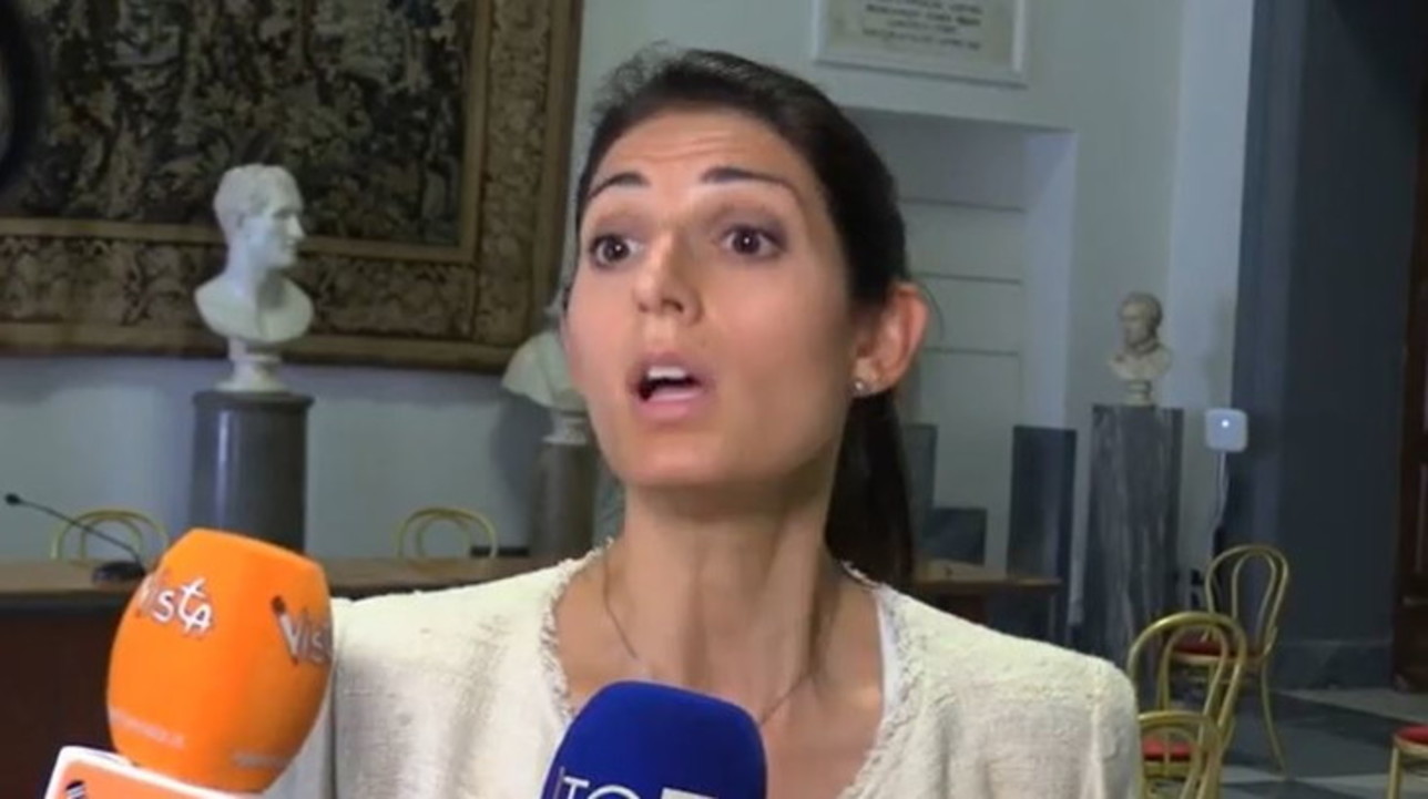 Virginia Raggi in spiaggia sfoggia un fisico da 5 stelle - Foto Tgcom24