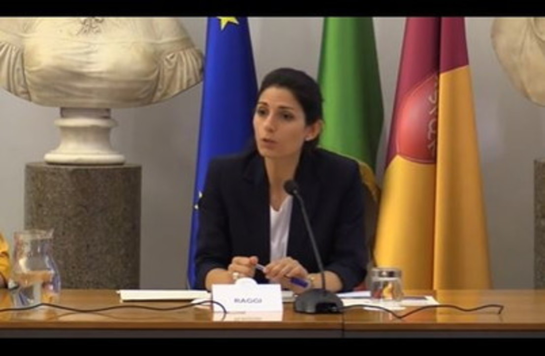 Virginia Raggi in spiaggia sfoggia un fisico da 5 stelle - Foto Tgcom24