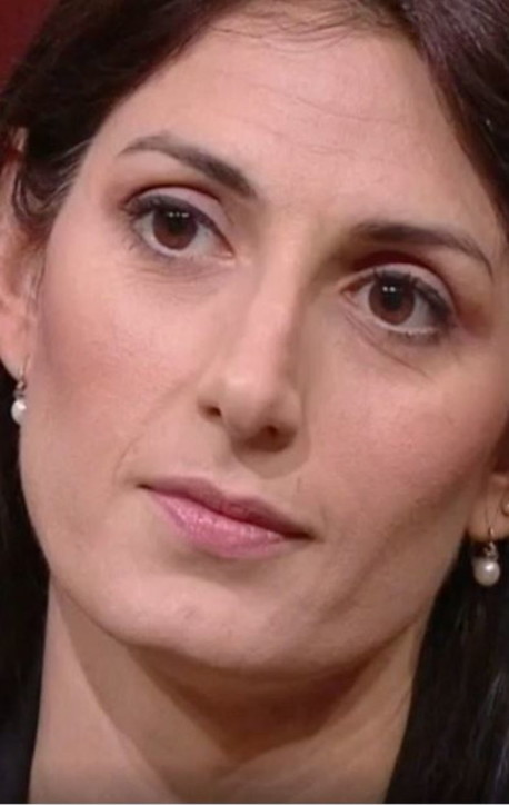 Virginia Raggi in spiaggia sfoggia un fisico da 5 stelle - Foto Tgcom24