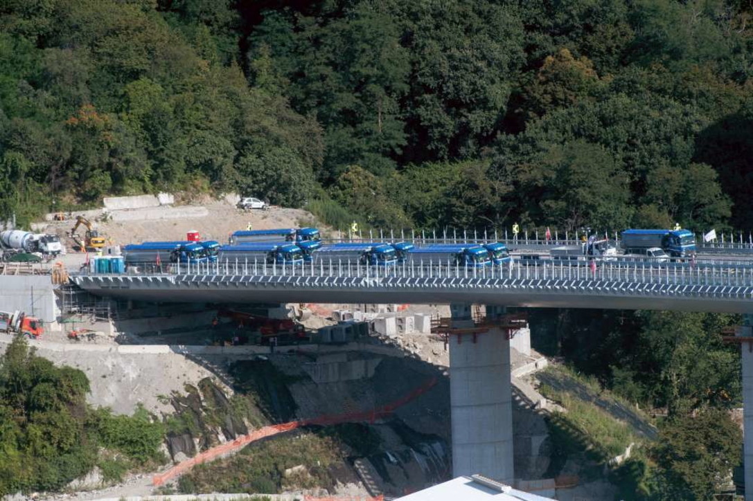 Nuovo Ponte di Genova, al via il collaudo statico: 54 Tir sopra il ...