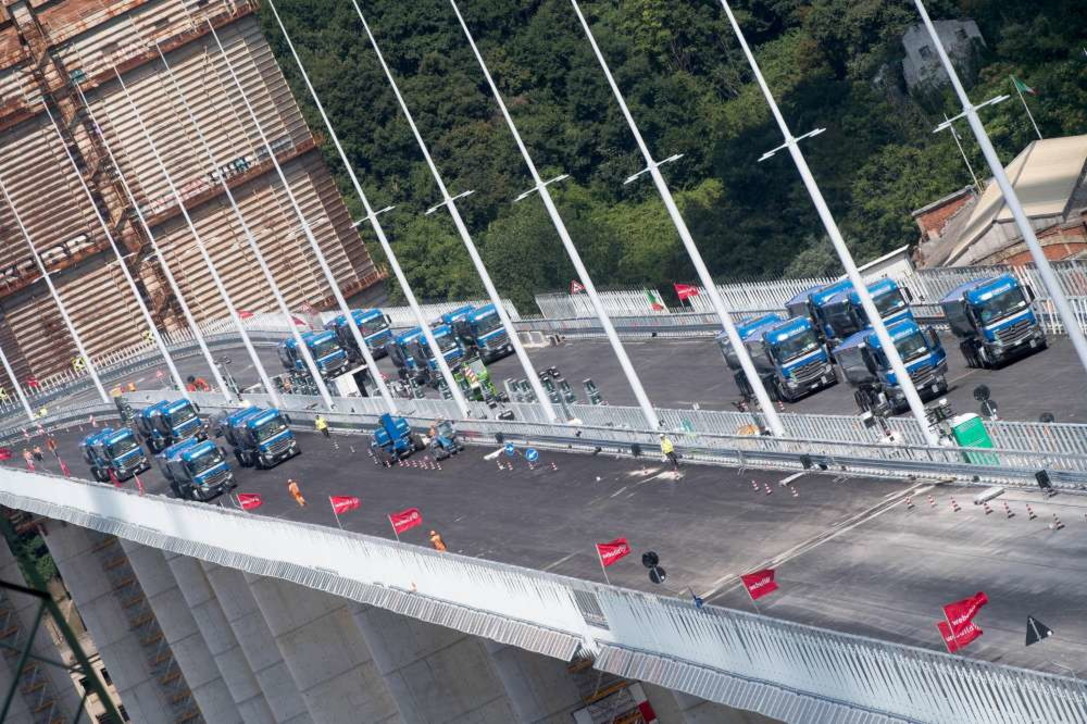Nuovo Ponte di Genova, al via il collaudo statico: 54 Tir sopra il ...
