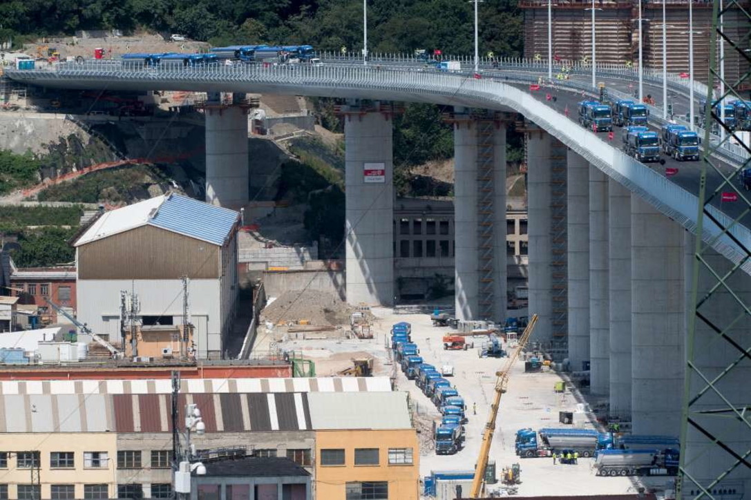 Nuovo Ponte di Genova, al via il collaudo statico: 54 Tir sopra il ...