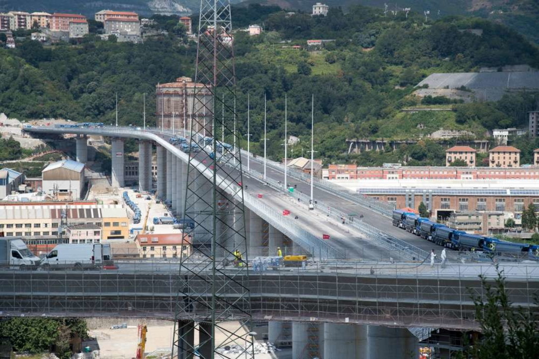 Nuovo Ponte di Genova, al via il collaudo statico: 54 Tir sopra il ...
