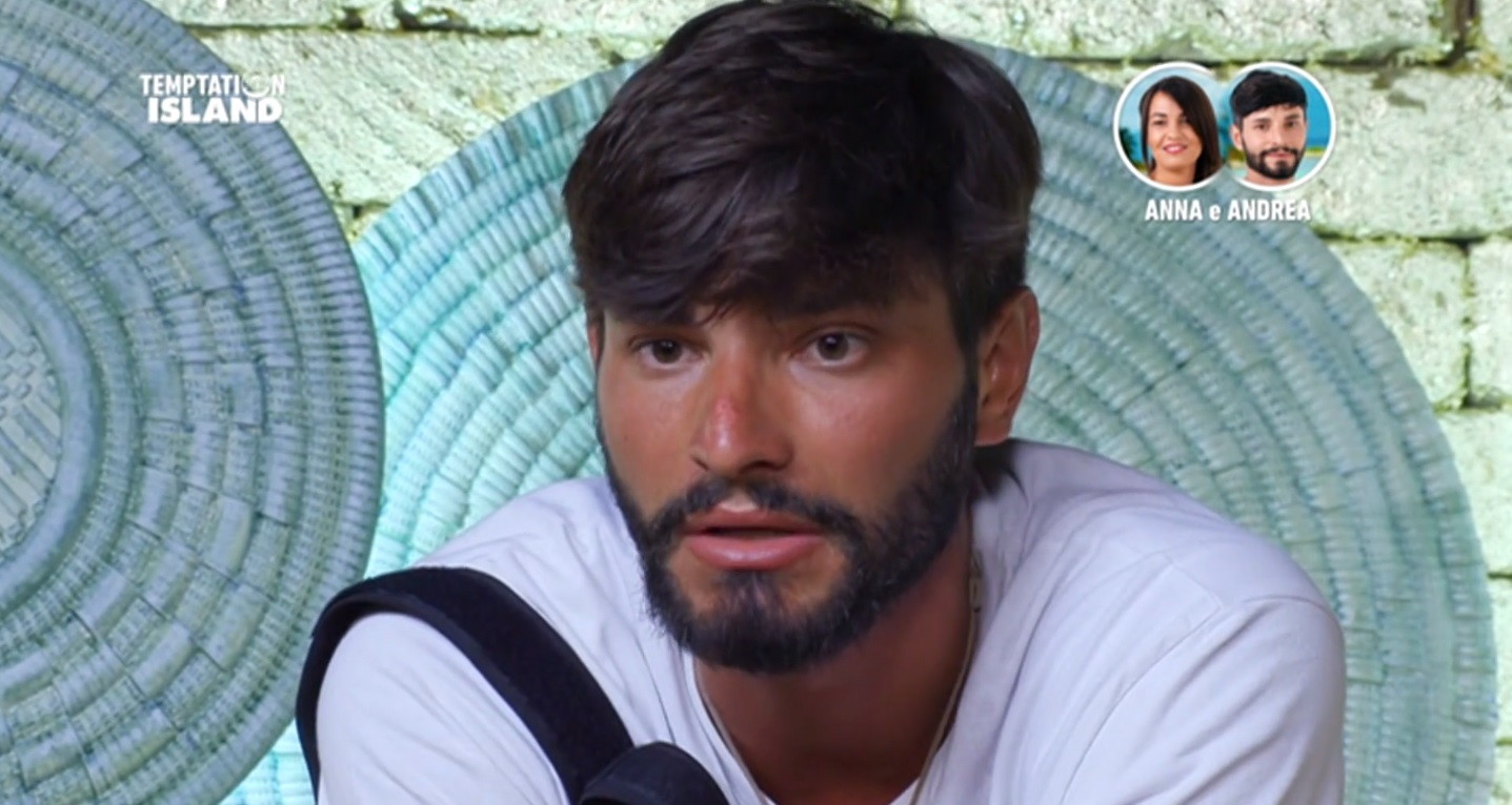 Anna sotto le coperte con il single Carlo e offende Andrea: "È un mezzo ...