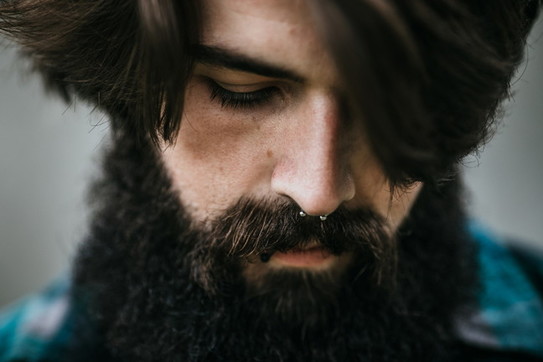 Uomo, il septum piercing: a chi sta bene e perché è il trend del ...