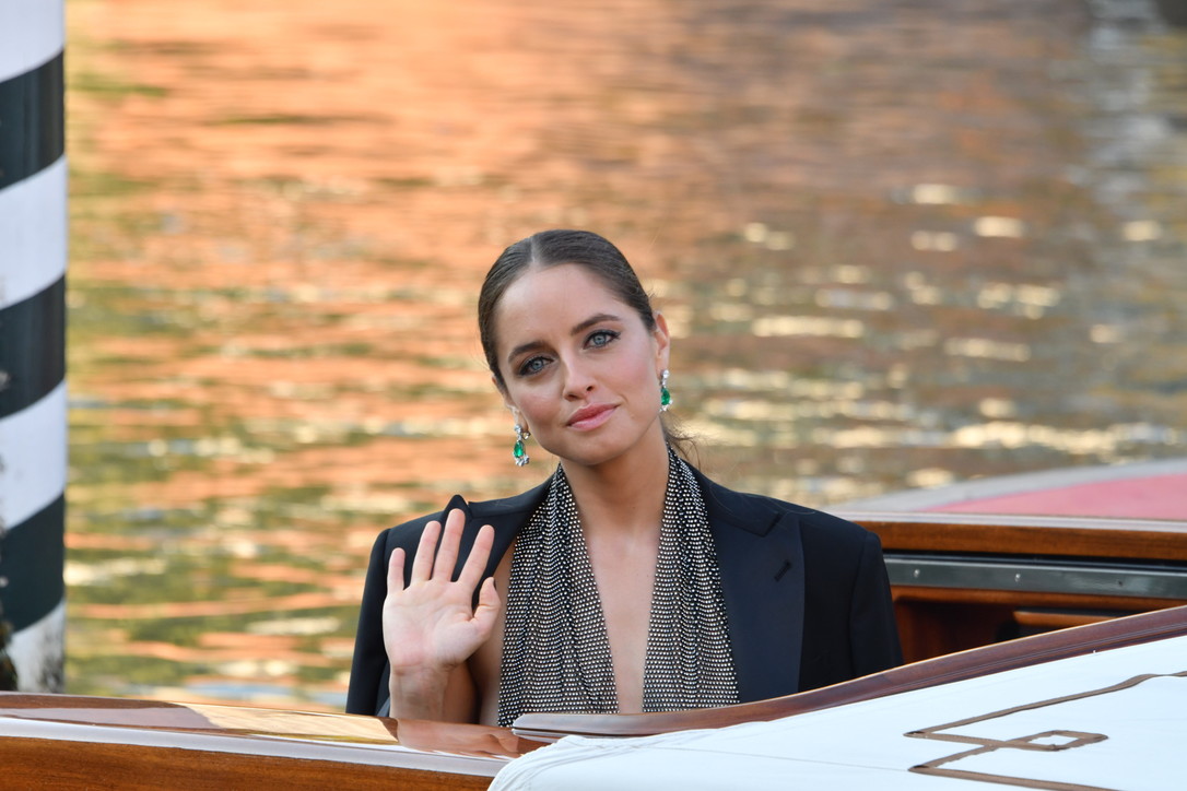 A Venezia Matilde Gioli con il seno a vista ruba la scena alle colleghe ...