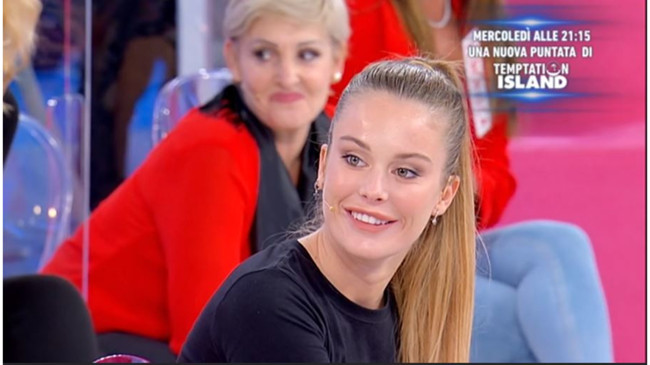 Tina promuove la nuova tronista Sophie: "E' bella senza essere str ...