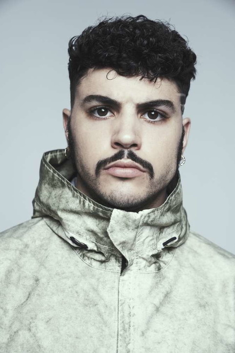 Il rapper Izi invita a combattere l'ingiustizia senza violenza in "Riot ...