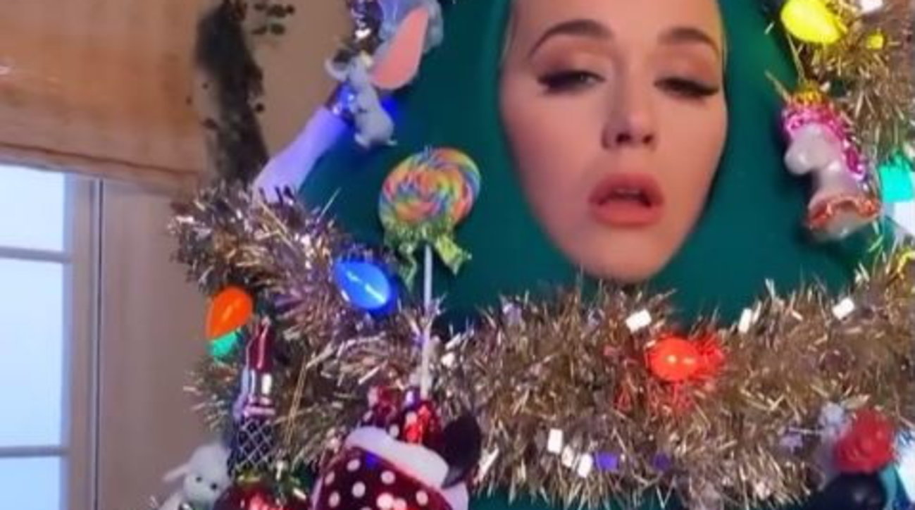 Katy Perry si addobba per le feste: eccola vestita da albero di Natale ...