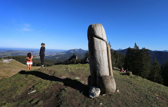 Germania, il grande fallo in legno torna sul monte Grunten (ma in una ...