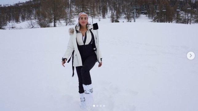 Georgina Rodriguez in montagna, che curve sulla neve - Foto Tgcom24
