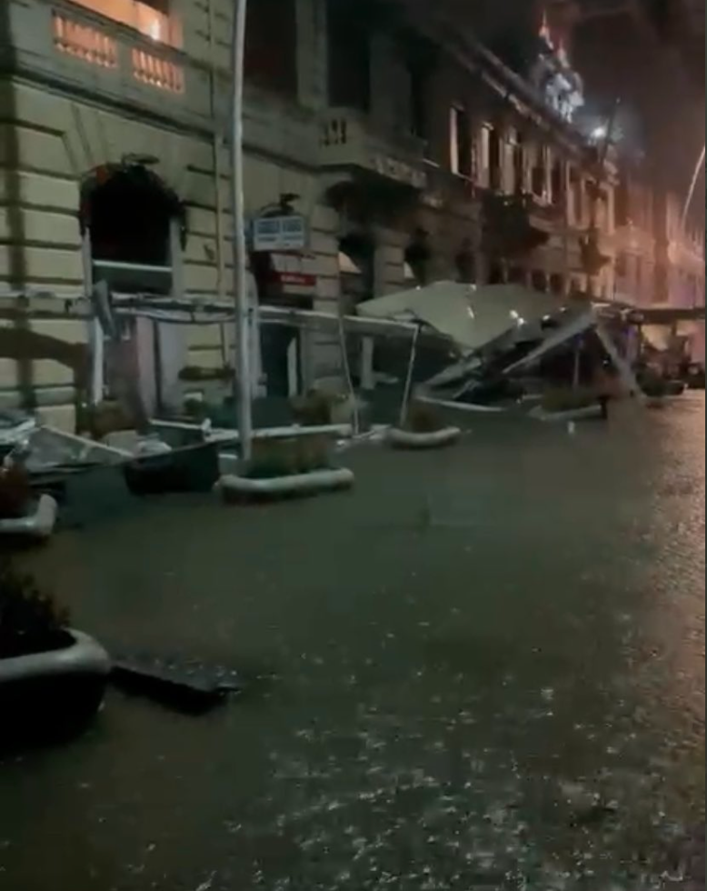 Napoli, violenta mareggiata invade il lungomare | Pesanti i danni per i ...