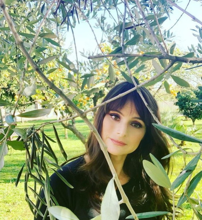 Lorena Bianchetti fa la tenera mamma in campagna - Tgcom24 Lorena Bianchetti fa la tenera mamma in campagna - Tgcom24