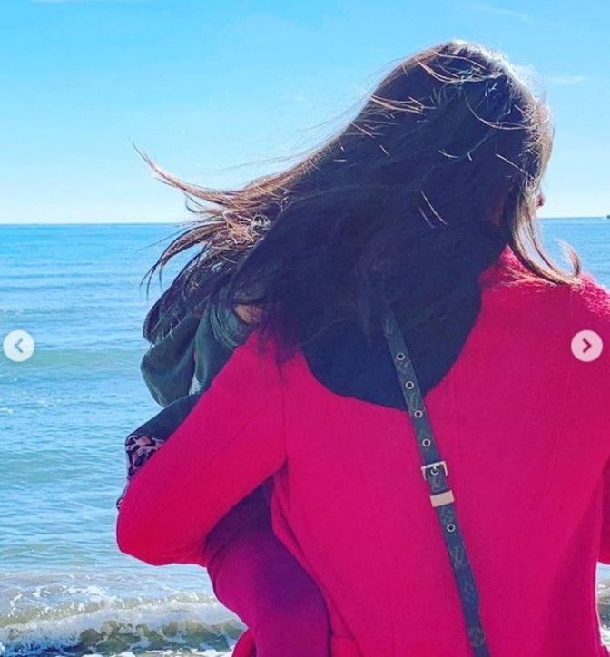 Lorena Bianchetti fa la tenera mamma in campagna - Tgcom24 Lorena Bianchetti fa la tenera mamma in campagna - Tgcom24