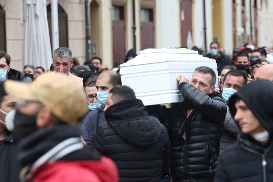 Palermo saluta la piccola Antonella, la bimba morta per la sfida su ...