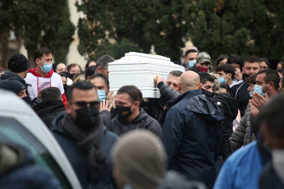 Palermo saluta la piccola Antonella, la bimba morta per la sfida su ...