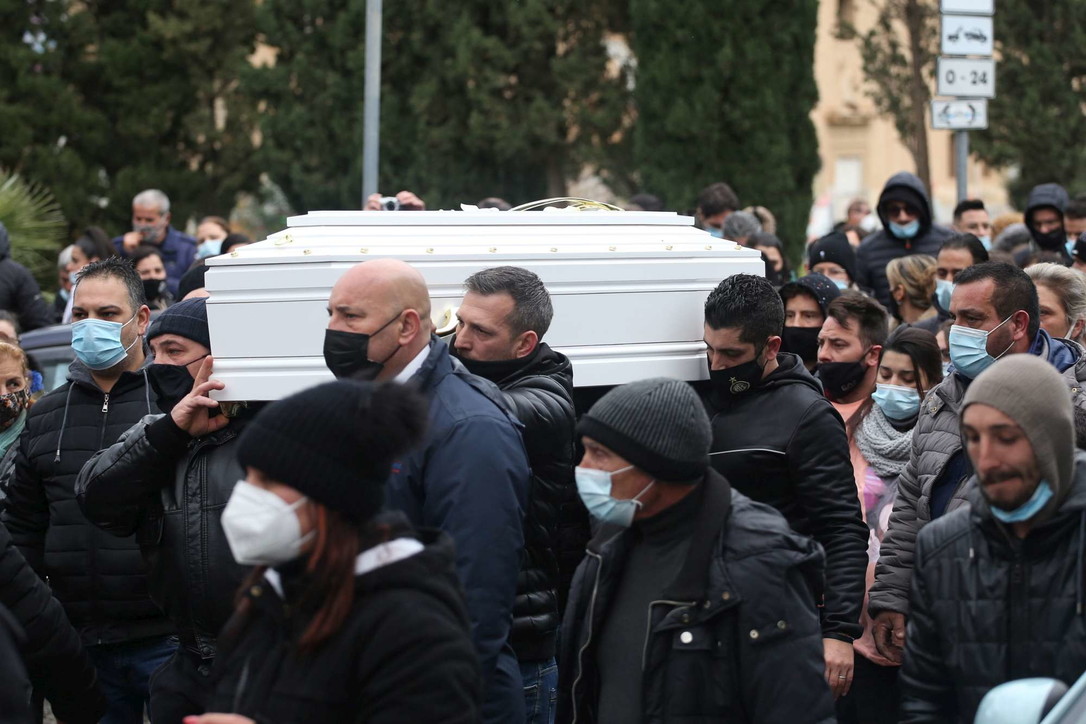 Palermo saluta la piccola Antonella, la bimba morta per la sfida su ...