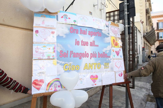 Palermo saluta la piccola Antonella, la bimba morta per la sfida su ...