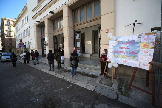 Palermo saluta la piccola Antonella, la bimba morta per la sfida su ...