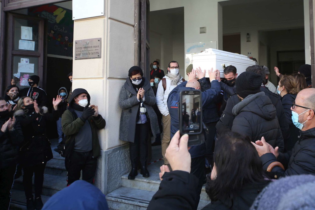 Palermo saluta la piccola Antonella, la bimba morta per la sfida su ...