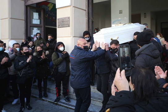 Palermo saluta la piccola Antonella, la bimba morta per la sfida su ...