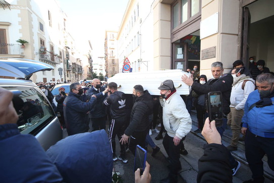 Palermo saluta la piccola Antonella, la bimba morta per la sfida su ...
