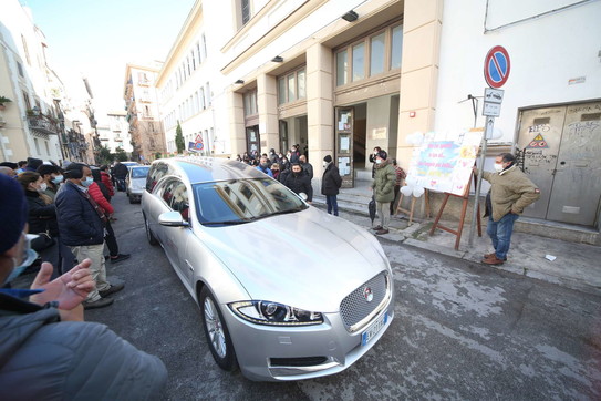 Palermo saluta la piccola Antonella, la bimba morta per la sfida su ...