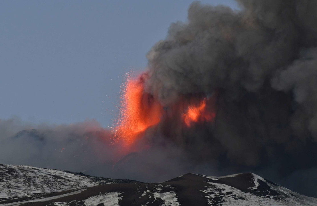 Etna, il "ruggito" del vulcano: eruzione spettacolare e alta colonna di fumo - Tgcom24