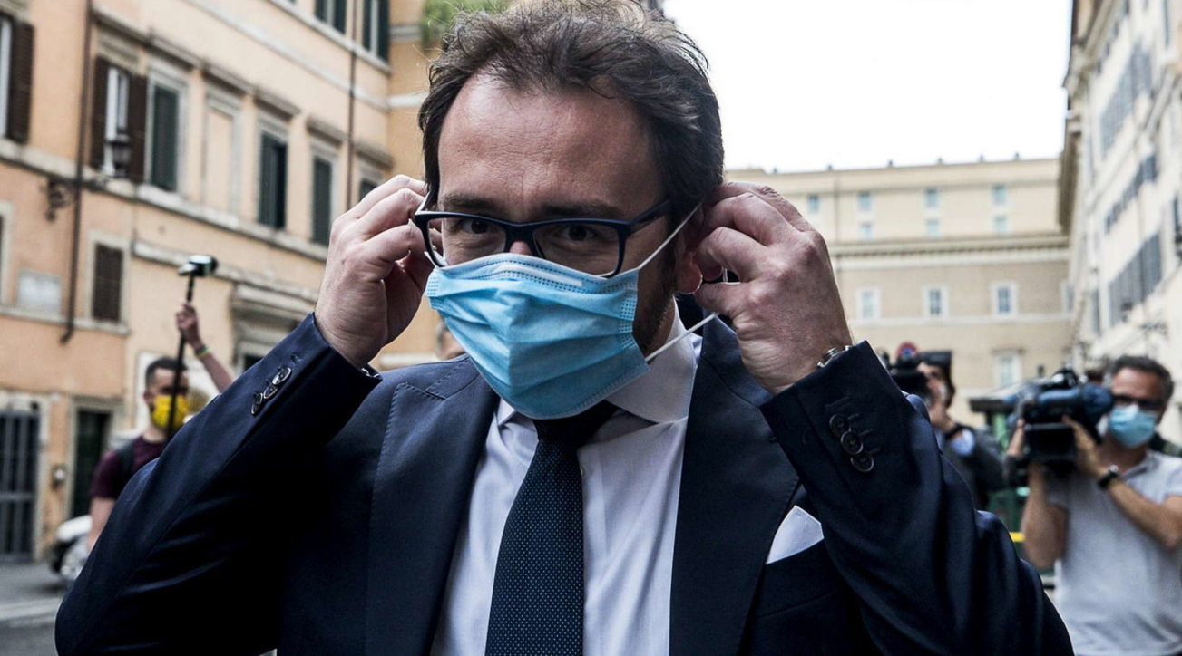 L'ex ministro Bonafede: "Rifondare M5s con Conte" - Tgcom24