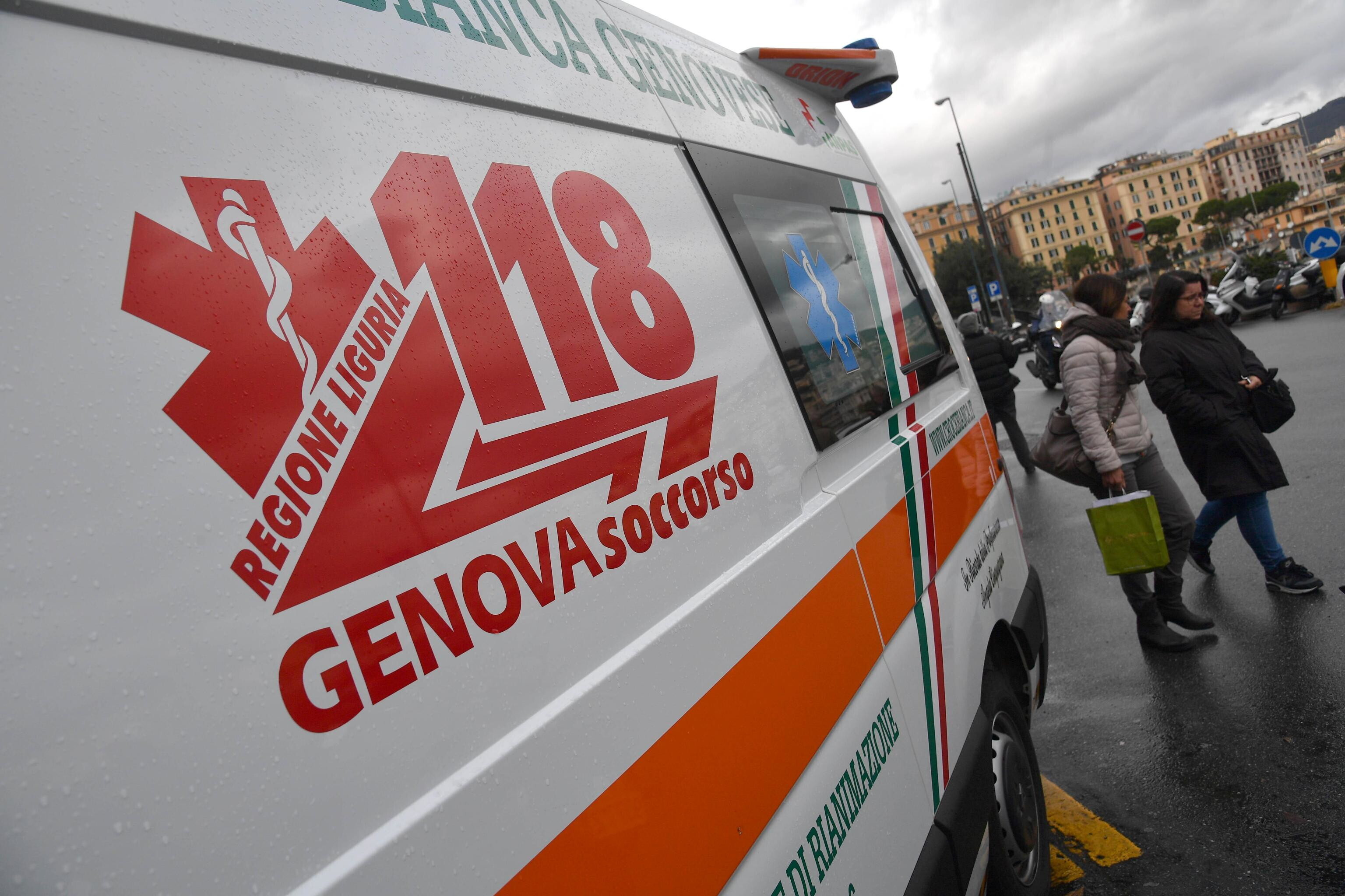 Genova, si sporge per un selfie e cade da tre metri: grave