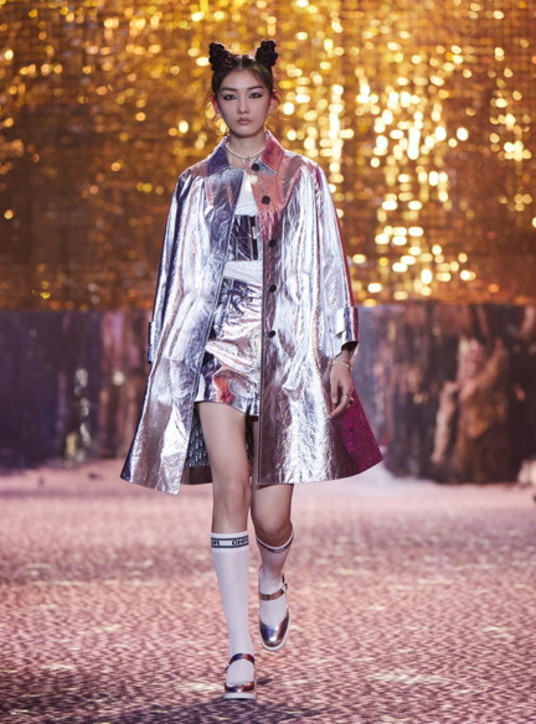 Sfilata Dior Fall 2021: disco e paillettes, i look per tornare alla ...