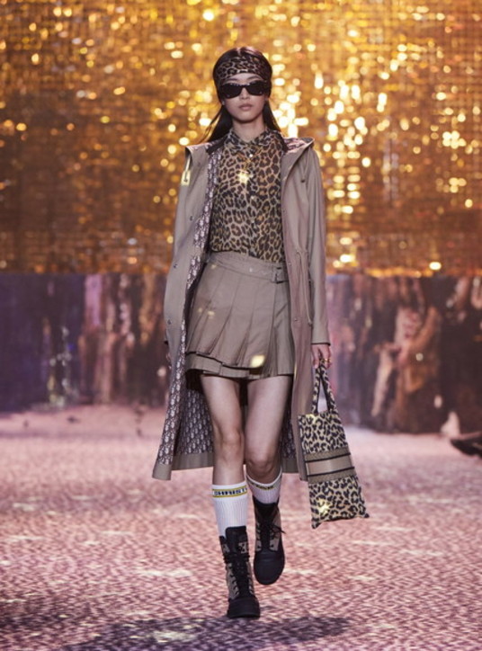 Sfilata Dior Fall 2021: disco e paillettes, i look per tornare alla ...