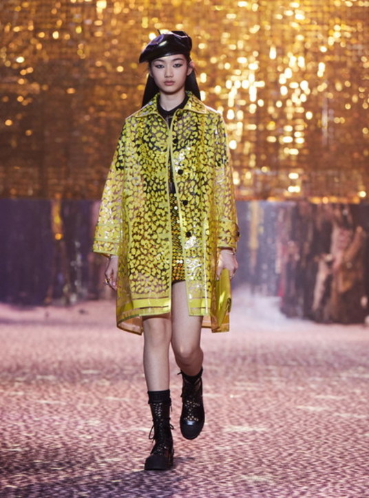 Sfilata Dior Fall 2021: disco e paillettes, i look per tornare alla ...
