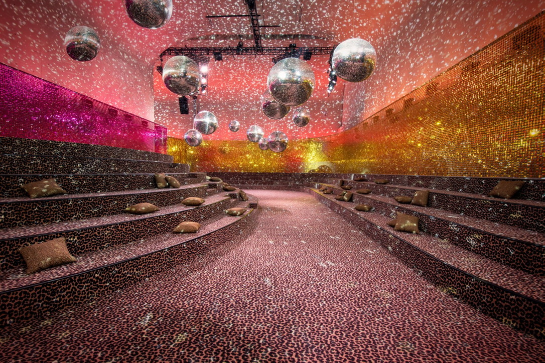 Sfilata Dior Fall 2021: disco e paillettes, i look per tornare alla ...