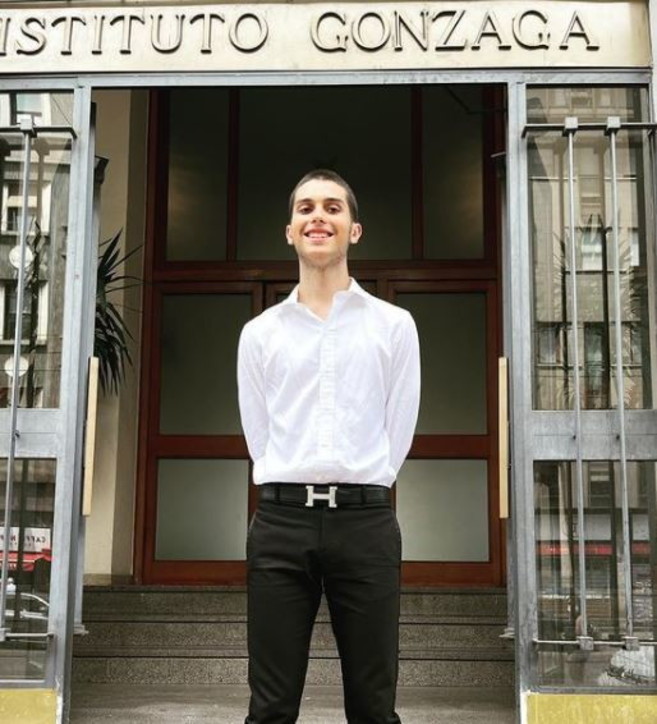 Carlos Corona ha sostenuto l'esame di maturità, l’abbraccio con Nina ...