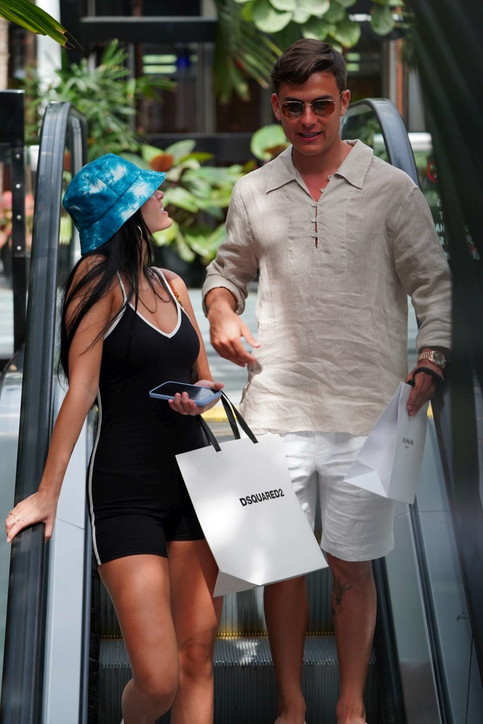 Paulo Dybala fa shopping con la fidanzata a Miami - Tgcom24